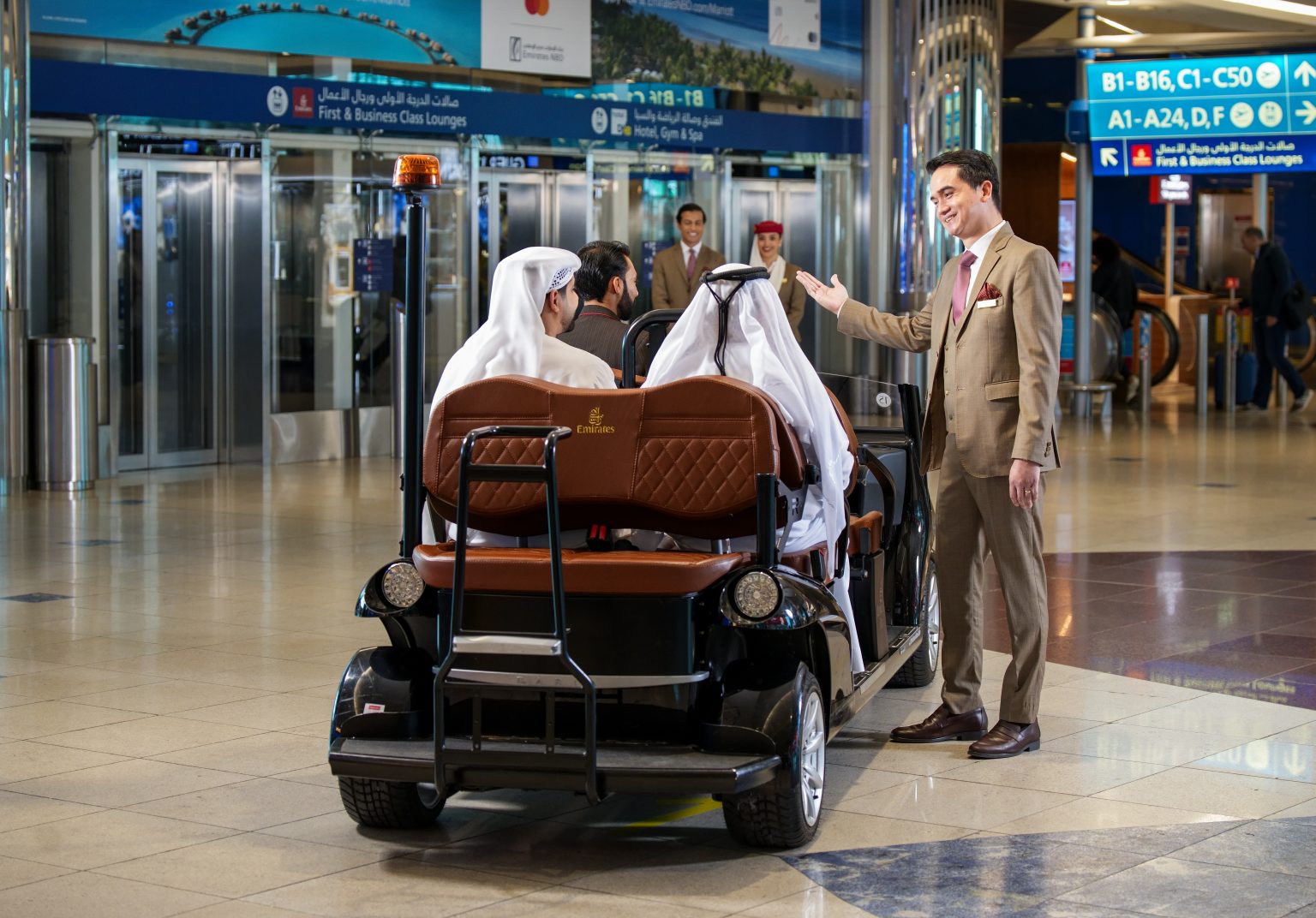 Nowe stroje zespołów obsługi pasażerów premium i VIP w Emirates ...